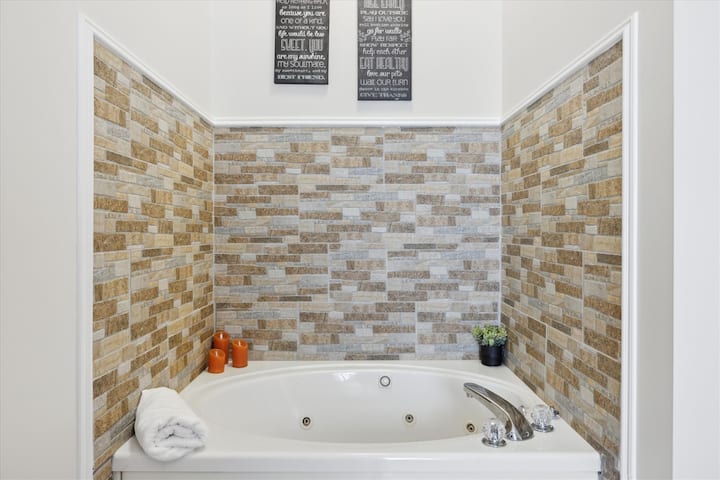 Woodland Pines Condo - 2 Blks To The Island! Pool - Pigeon Forge, TN