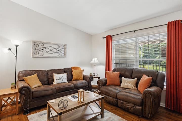 Woodland Pines Condo - 2 Blks To The Island! Pool - Pigeon Forge, TN