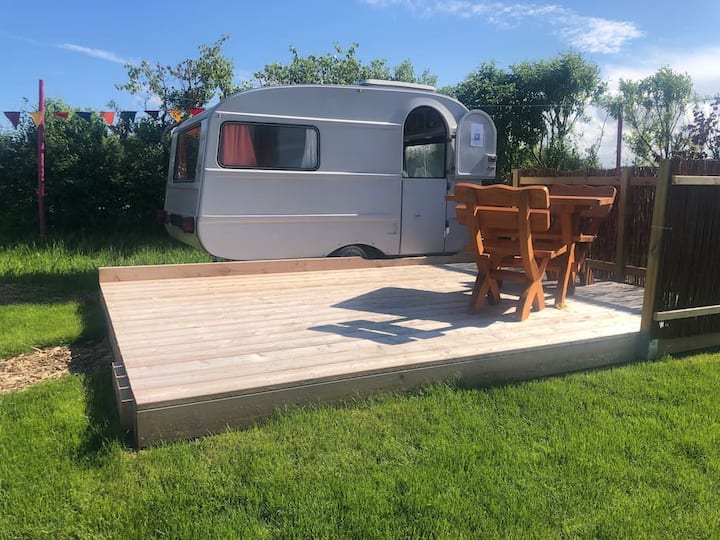 Tilda: Cosy Retro Camper Right By The Sea - Mer Baltique