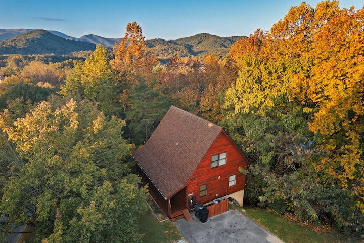 Family Friendly Cabin W/ Game Floor! -