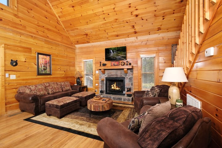 Spacious & Relaxing Retreat! Hot Tub! 2 Br+loft - Sevierville, TN