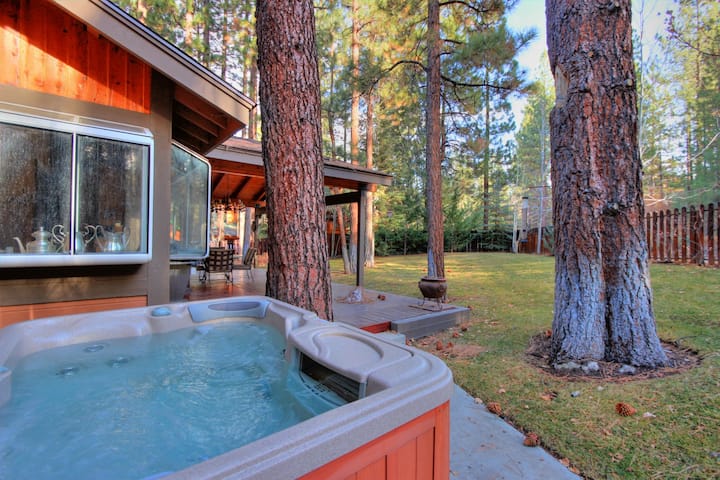 Running Bear: Pool Table! Master Suite! - Big Bear, CA