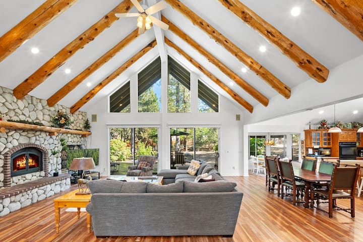 Beautiful 6 Bedroom Family Lodge! Game Room! Spa! - Big Bear, CA