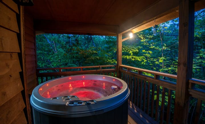 Rocky Top Lodge - Modern Farmhouse, Wooded Views - Gatlinburg, TN