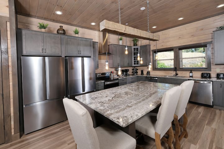 Hibernation Hideaway - Private Indoor Pool & More!