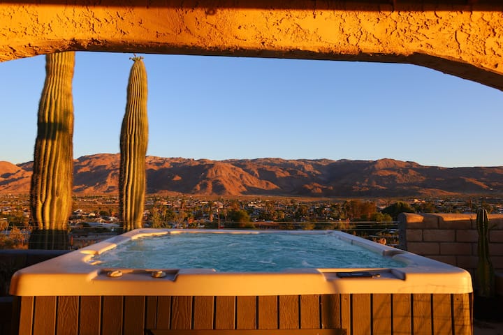 King Bed Villa With Hot Tub + Killer Views - Joshua Tree National Park
