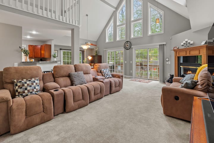 Chalet On Chalet By Avantstay | Near Lake & Skiing - Lake Harmony, PA