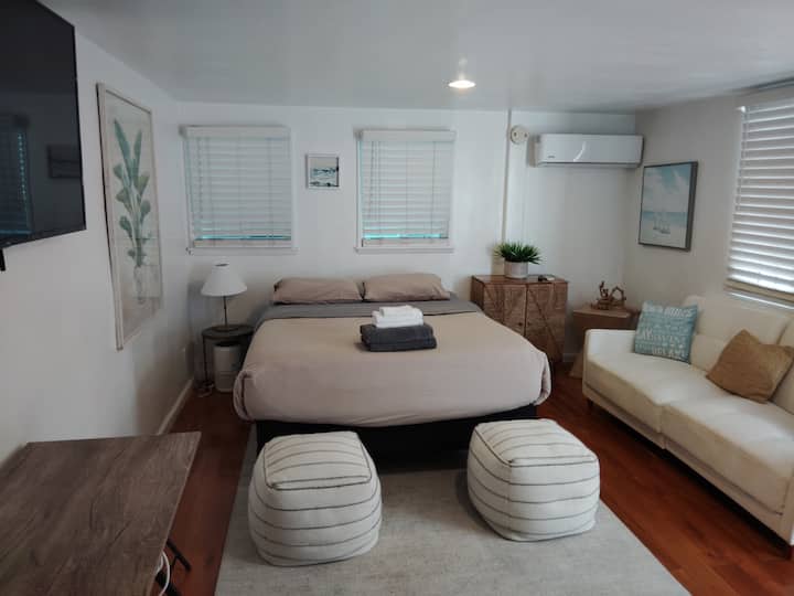 Studio Apartment Blocks From Beach - Hermosa Beach, CA