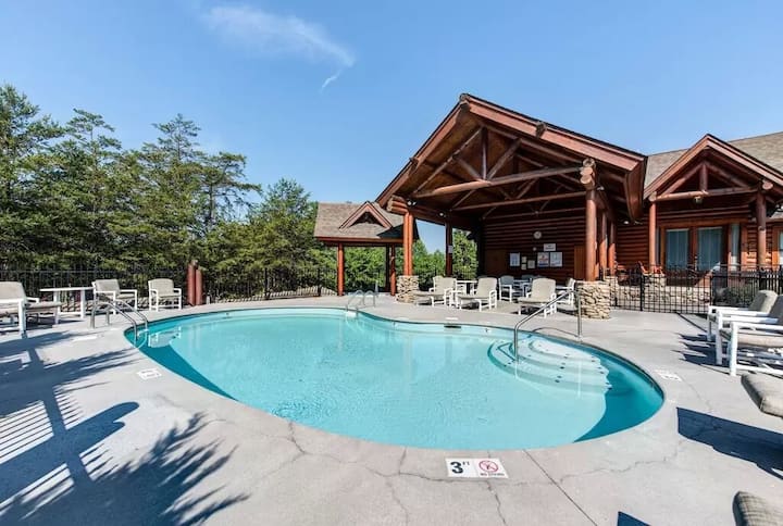 Free Dollywood Tix+more ! Fun Family Getaway, Great Location, Indoor Heated Pool - Pigeon Forge, TN