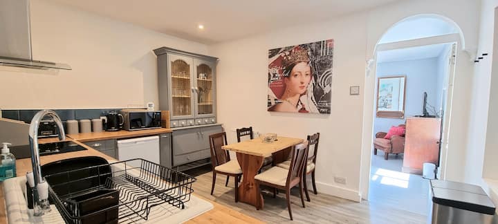 The Tuck Away, Central & Spacious With Parking - East Sussex