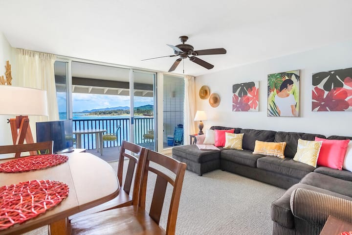"Oceanfront Condo: Coconut Tree & Ocean Views, Whale Watching, Paddlers, And Surfers At Wailua Bay!" - Kauai, HI