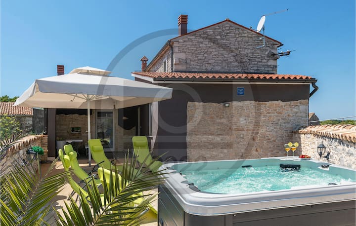 Stunning Home In Hrboki With Wifi - Krnica