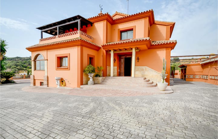 6 Bedroom Awesome Home In Estepona - Estepona