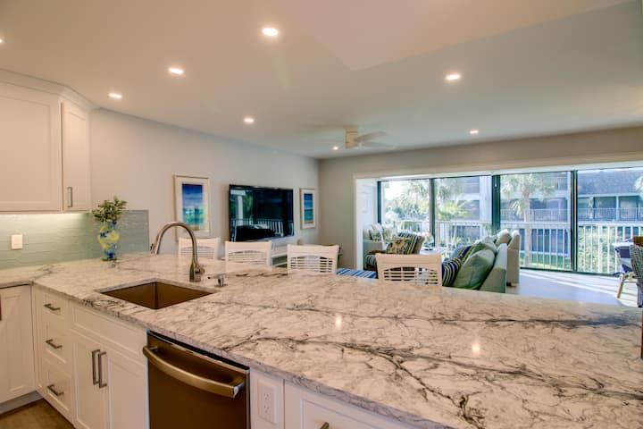 Mariner Pointe 732: Stunning Canal & Bay Views! - Sanibel, FL