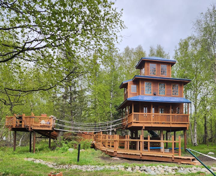 The Eagle's Nest Treehouse Cabin - Alaska