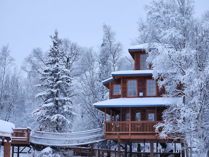 The Eagle's Nest Treehouse Cabin - Alaska