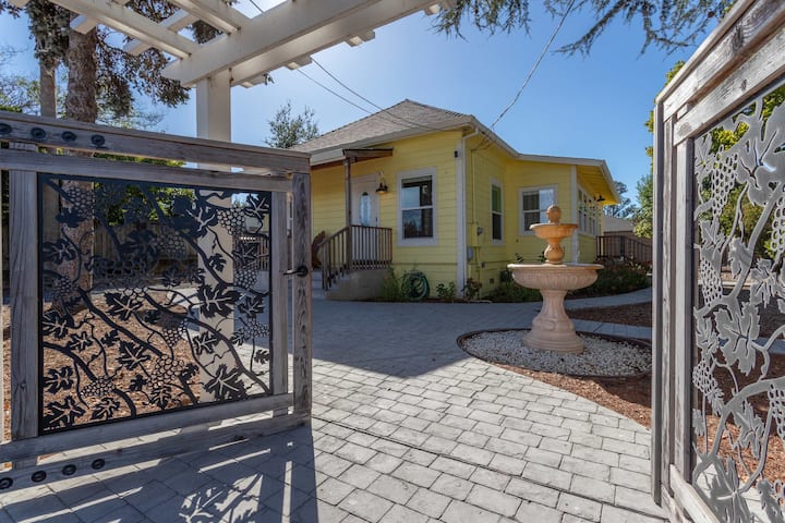 Relaxing Vineyard View | Rooftop Deck | Game Room - Guerneville, CA