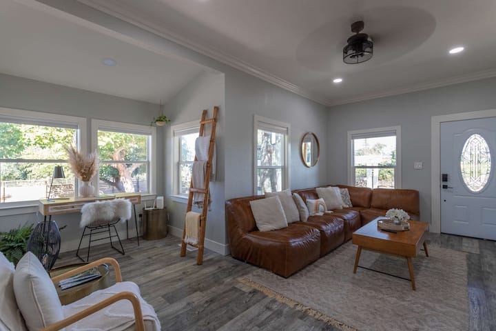 Relaxing Vineyard View, Rooftop Deck & Game Room - Sebastopol, CA