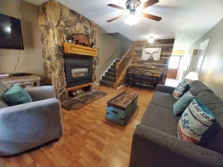 Valley Condo 104 - Creekside - Wi-fi - Hot Tub - - Red River