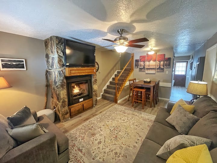 Valley Condo 106 - Creekside - Wi-fi - Hot Tub - - Taos Ski Valley, NM