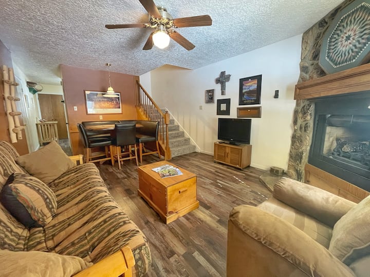 Valley Condo 107 - Creekside - Wi-fi - Hot Tub - - Taos Ski Valley, NM