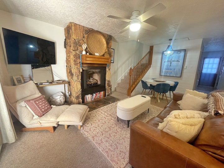 Valley Condo 108 - Creekside - Wi-fi - Hot Tub - - Red River, NM