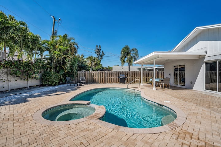 Sun, Fun, And Poolside Bliss: Naples Vacation Home - Bonita Springs, FL