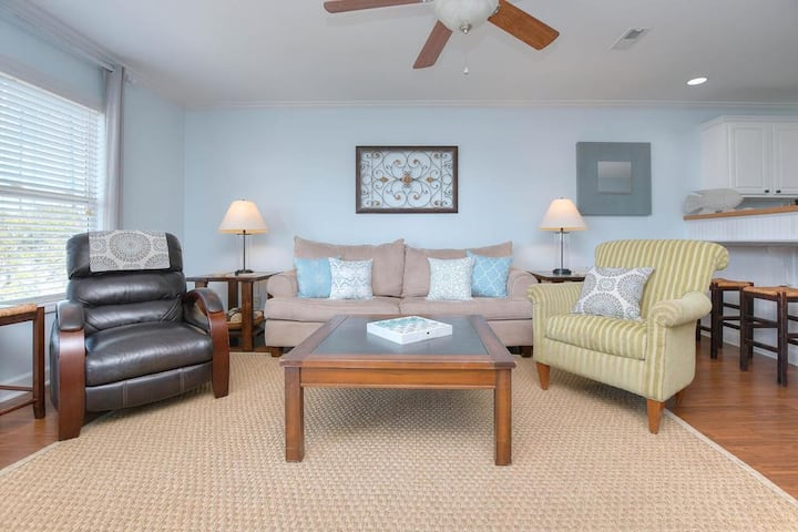 Oceanview Condo In Oak Island, Featuring 3 Bedrooms And 2 Bathrooms. - Oak Island, NC