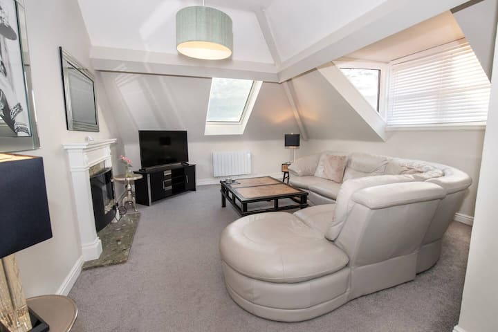 Top Floor 3-bed Apartment Sea Views & Parking! - Scarborough