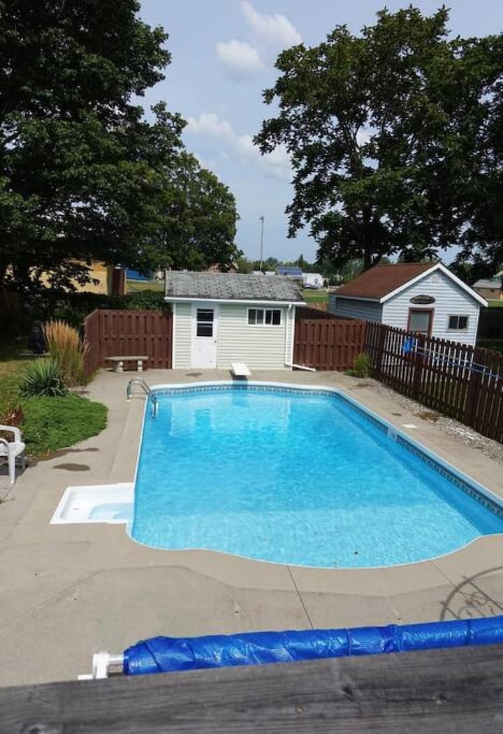Downtown Picton, Salt Water Pool - Prince Edward