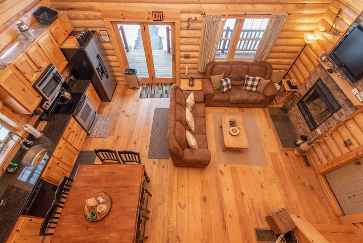 Charming Log Home W/ Fireplaces & Hot Tub - Maryland