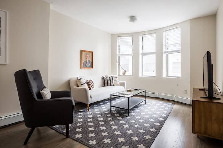 Lux Downtown Flat - Large Open Layout - Fast Wifi - University of Massachusetts, Boston