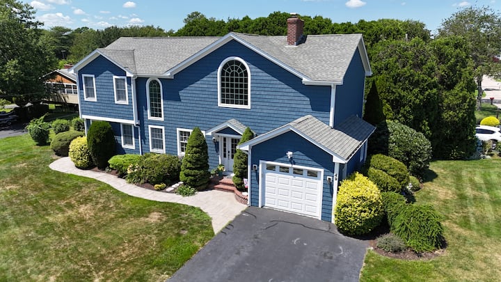 Colonial Beach Home! - Narragansett, RI