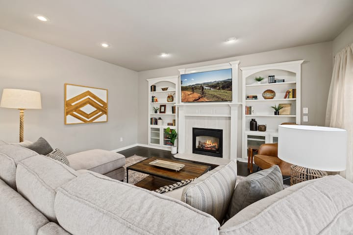 The Genesis - Bike Friendly - Hot Tub - Sleeps 15 - Bentonville, AR