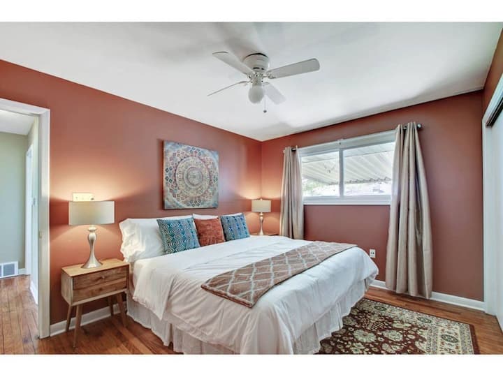 Spacious 4br Near Convention Center! - Indianapolis, IN