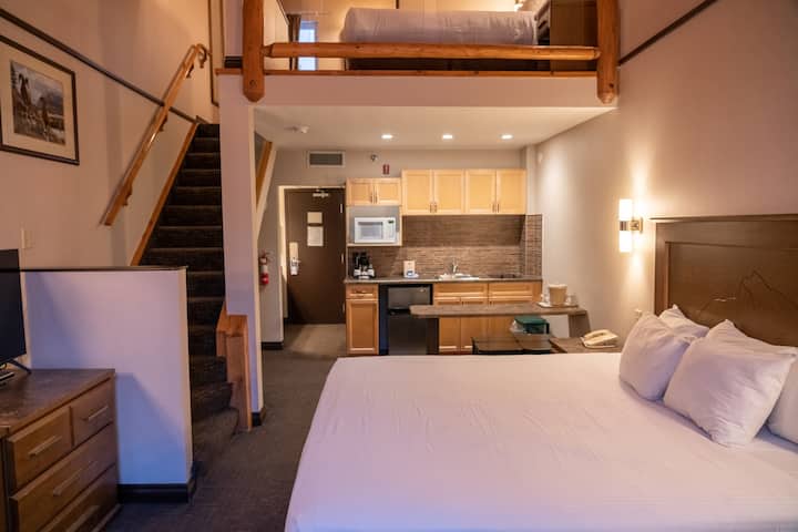 Loft Suite Along Banff Ave. | Mountain View! - Banff
