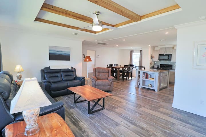 Pete's Paradise Is Modern, Spacious Floor Plan! Great Fenced In Backyard With Firepit, Pet Friendly! - Port St. Joe
