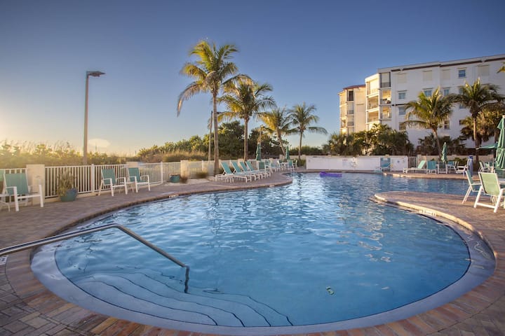 Overlooking Gulf & Heated Pool.  Cafe, Bar, & Gym. - Treasure Island, FL