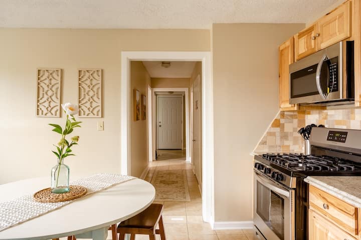 Rustic 2 Story W/ Downtown Views & Private Parking - Kansas City, KS