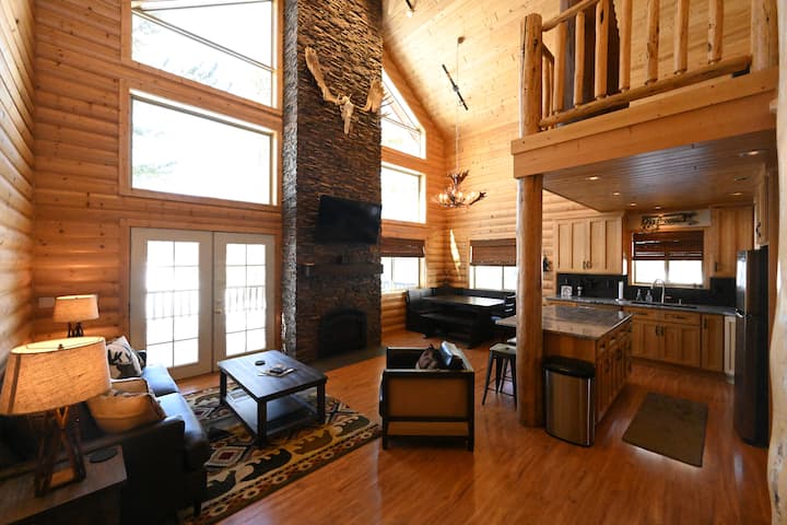 Mountain View, Sleeps 14, 19 Miles To Yellowstone! - Henrys Lake, ID