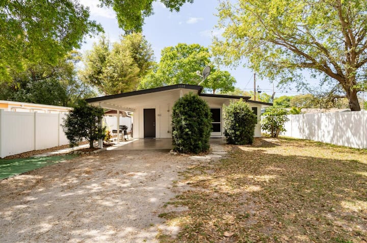 Charlotte Chalet (Private Yard, Near Beaches) - Sarasota, FL