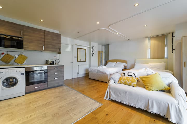 Sleek City Studio | Sleeps 4 | Wifi | Kennington - London