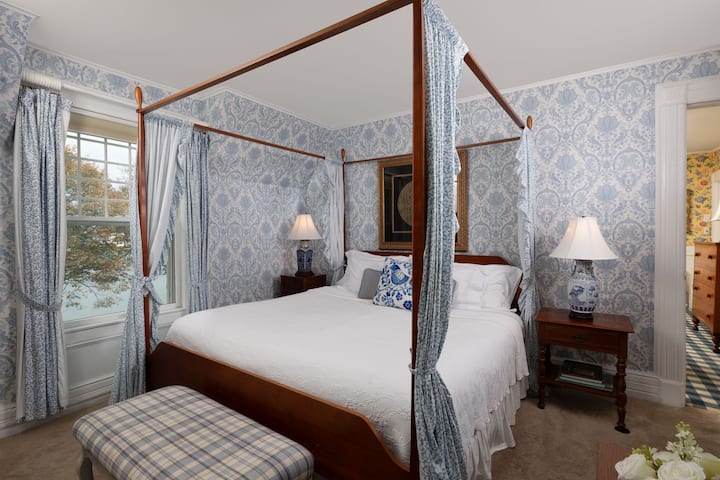Harbor Knoll Bed & Breakfast - Harbor Room - Greenport, NY