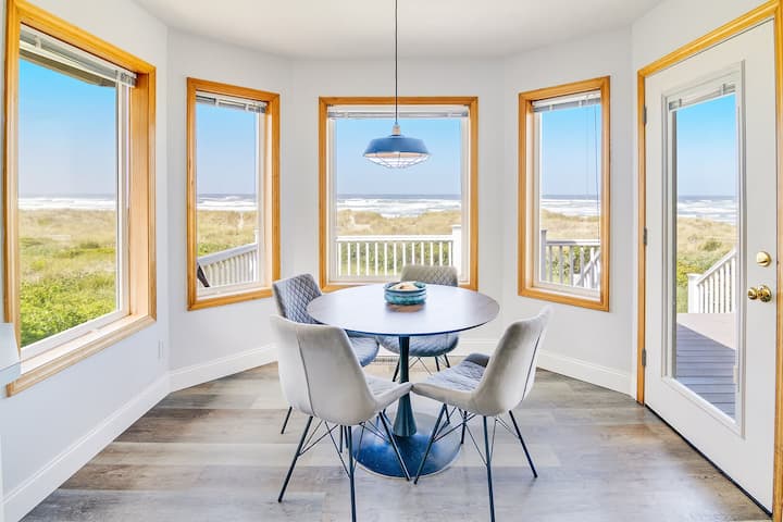 Ocean Front With Hot Tub ~ Beach Time - Waldport, OR