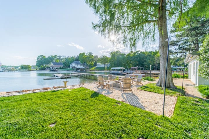 Lake Shore Getaway By Socharm | Guest Boat House - Lake Norman, NC