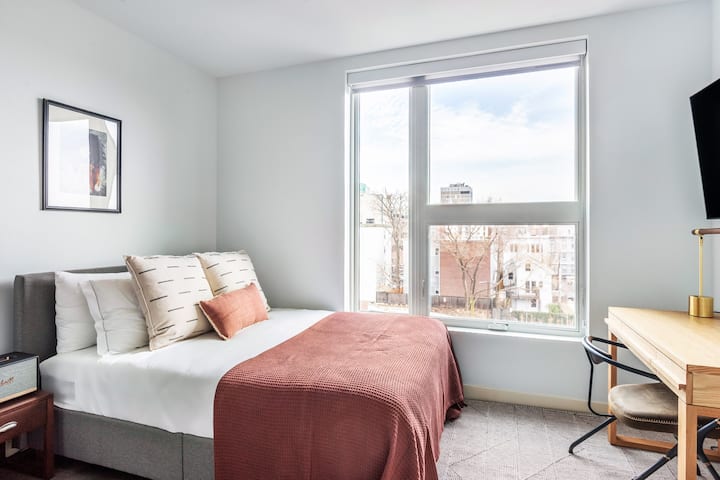Airy Central Square Studio W/doorman, Near Charles River, By Blueground - Cambridge