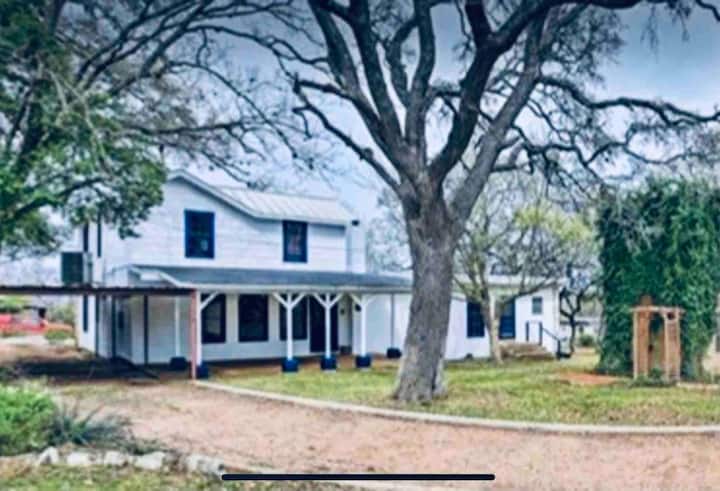 Live Oak Farm Haus Near Main Street & Heb Sleeps12 - Fredericksburg, TX