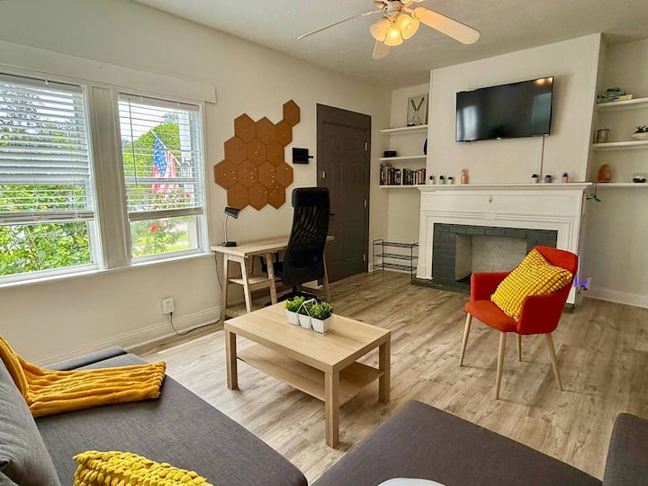 Remote-ready Tampa Stay W/ Desk, Wi-fi & Parking! - Tampa, FL