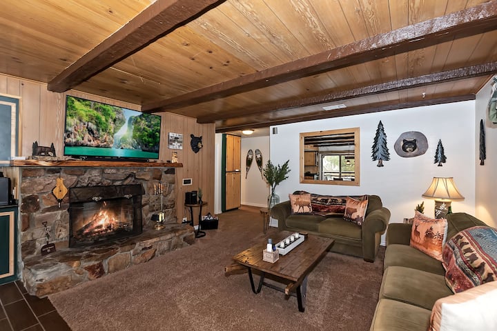 Welcome To Bearadise By Destination Big Bear : Mountain Retreat In Lower Moonridge! Foosball! Walk To The Zoo & Golf Course! - California