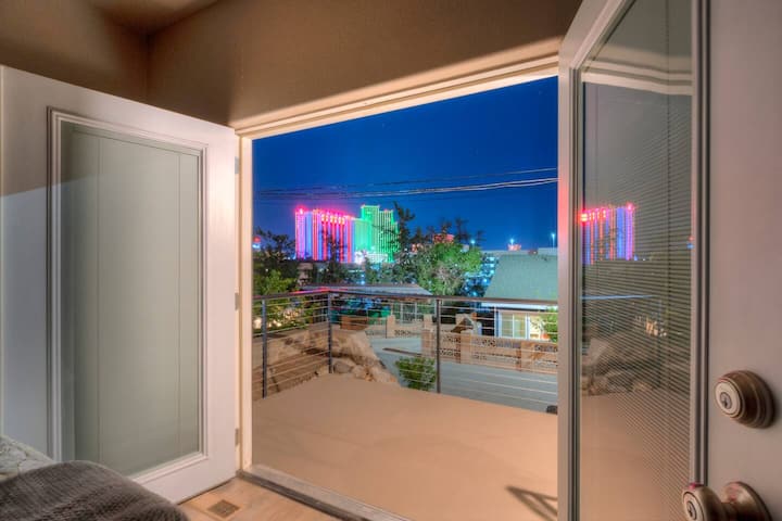 Great View! Unr~sleeps 12~deck~reno~minerva House - Circus Circus Reno